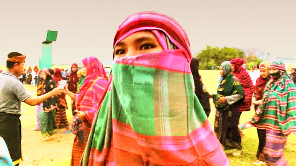 Pawai Rimpu Hiasi Puncak Acara Festival Pesona Tambora - Regional ...