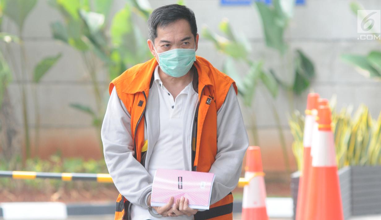 FOTO: Pakai Masker, Pengacara Alfin Suherman Jalani Pemeriksaan ...