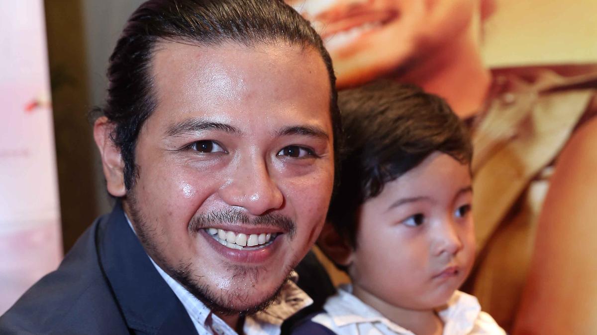 Sejak Dini Ramon Y Tungka Ajarkan Salat ke Anak