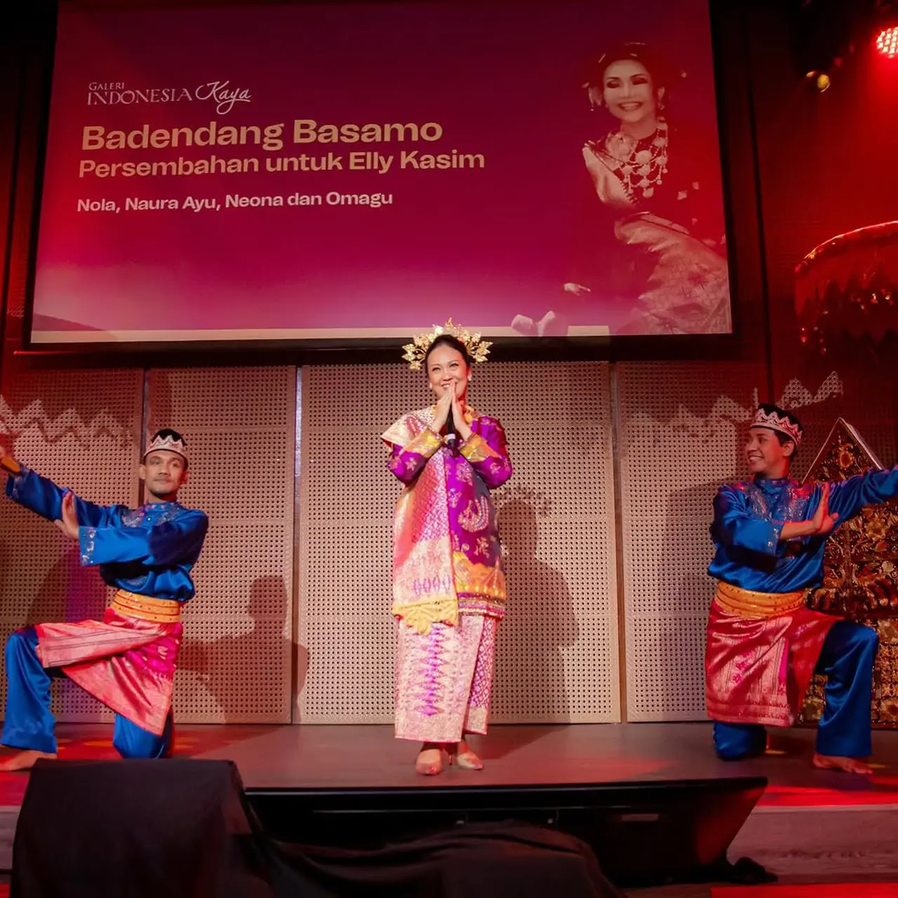 Meriahkan Konser Kenangan untuk Elly Kasim, Nola B3 Memikat Pakai Baju ...