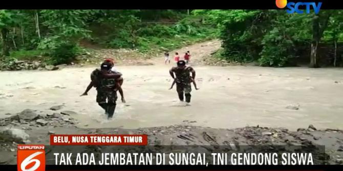 Aksi Mulia Anggota TNI Bantu Anak Sekolah Seberangi Sungai di Belu ...