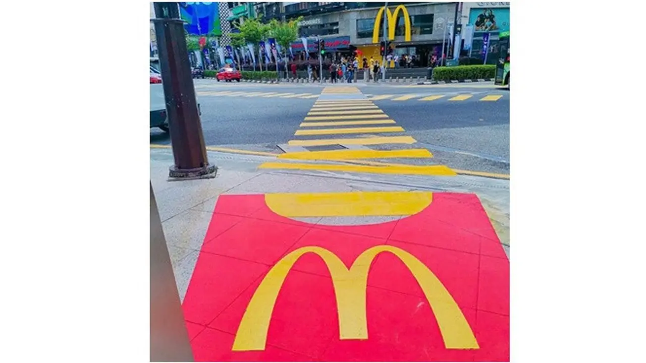 6 Potret Kreatif Pemasangan Iklan di Tempat Umum Ini Unik, Bikin Mudah ...