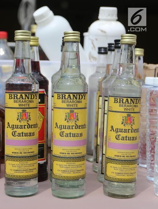 FOTO: Polisi Sita 4.314 Botol Miras Berbagai Merek - Foto Liputan6.com