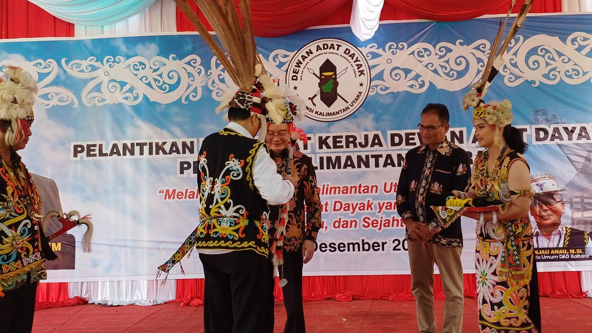 Bos Kayan Hydro Energy Diangkat Jadi Warga Kehormatan Dayak
