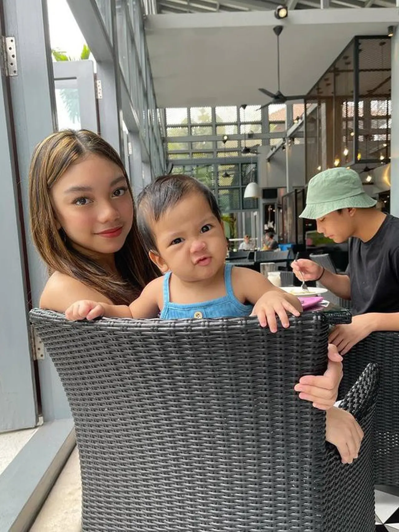 7 Potret Kedekatan Naura dengan Adiknya yang Terpaut Hampir 17 Tahun