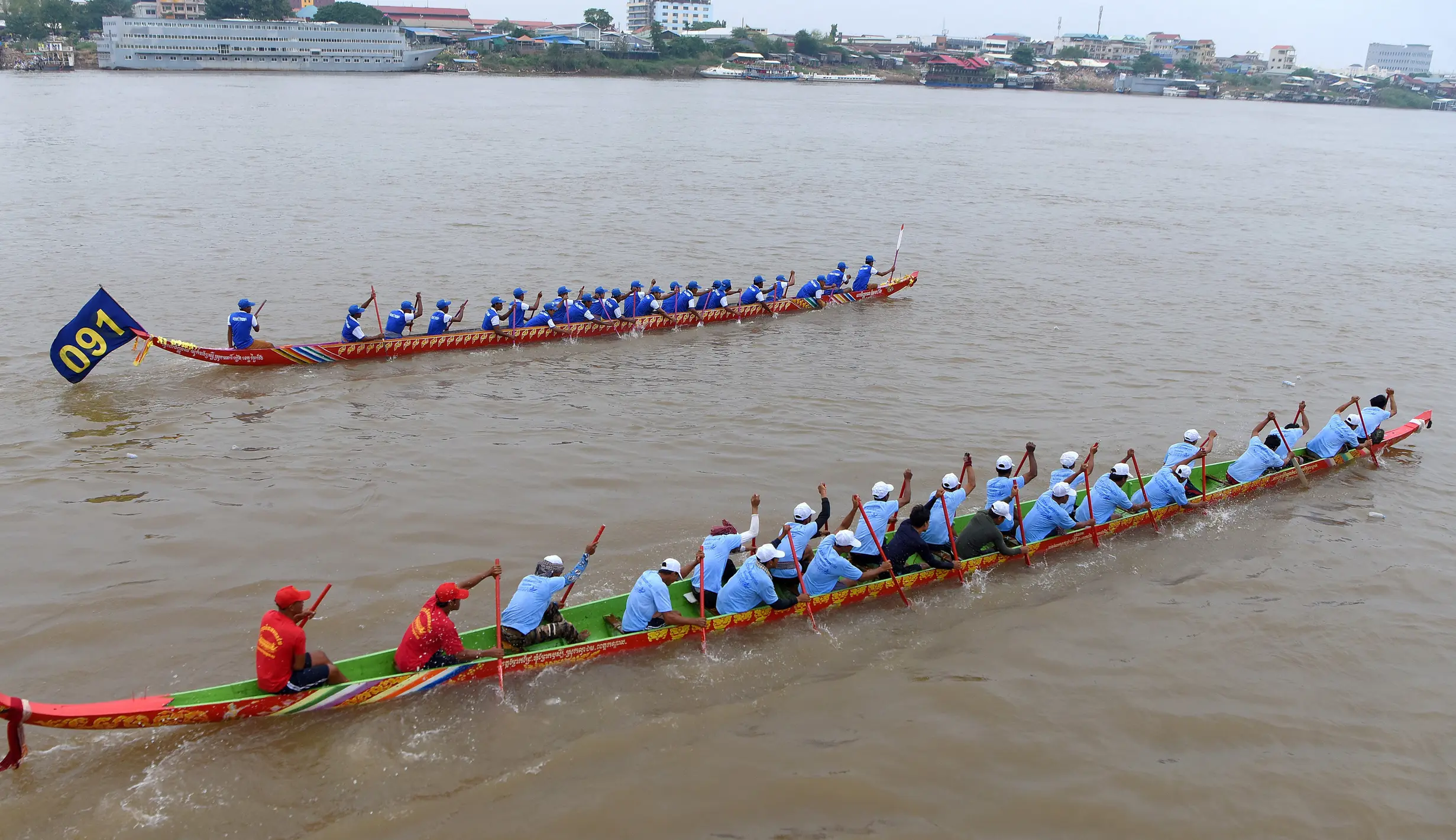 FOTO: Sengitnya Balap Perahu Naga di Festival Air Kamboja - Foto ...