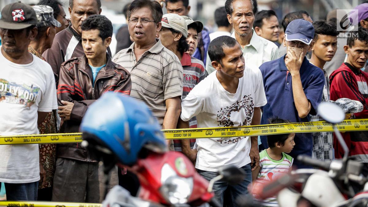 TKP Bom Kampung Melayu Jadi Tontonan Warga - Foto Liputan6.com