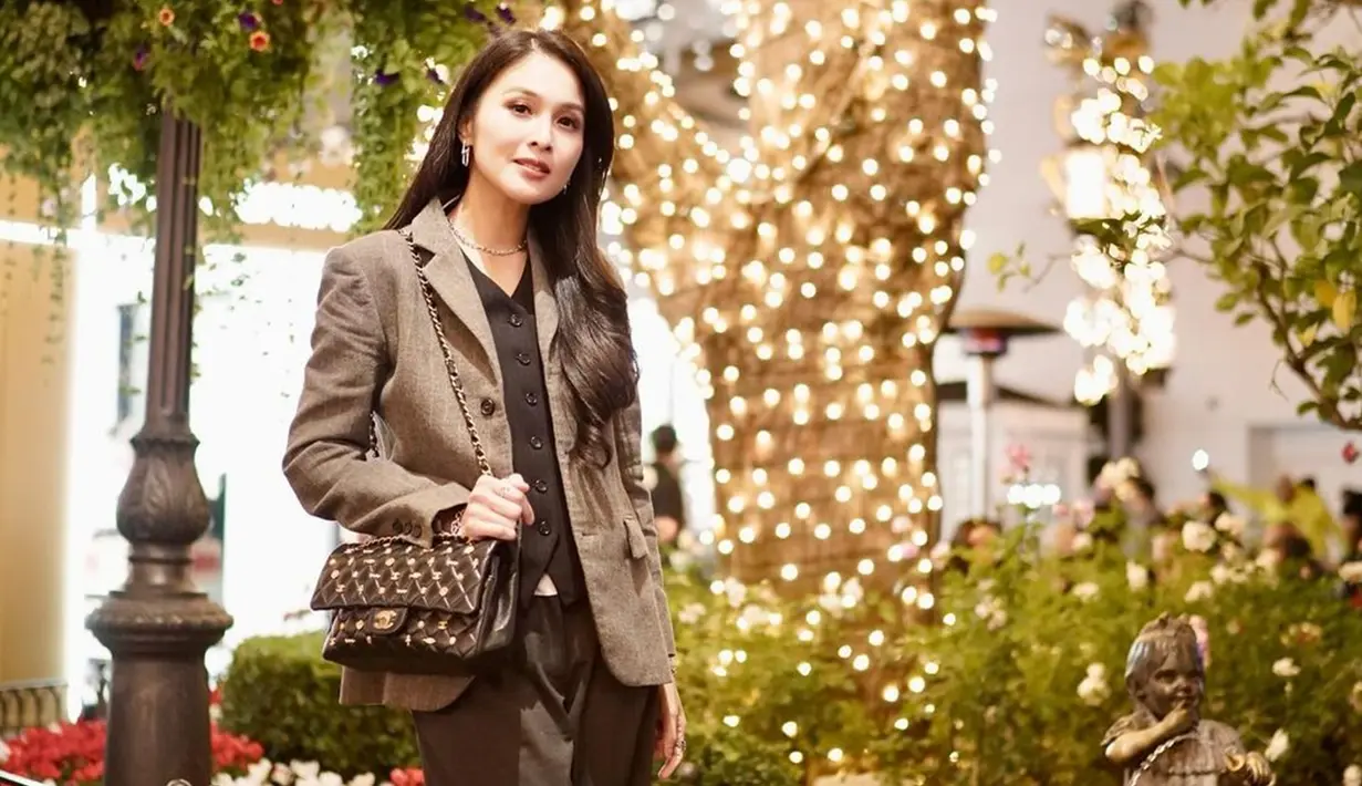 Gaya OOTD Sandra Dewi saat Liburan di Los Angeles, Tampil Menawan - Foto Liputan6.com