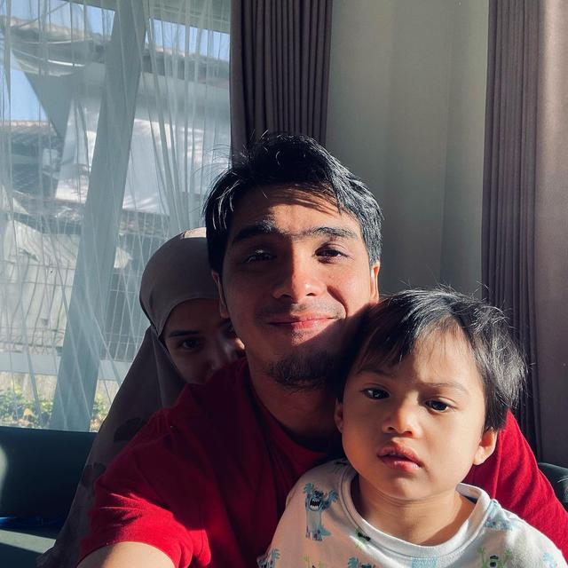 Potret Hangat Keluarga Ricky Harun - Herfiza Novianti, Tampak Bahagia ...