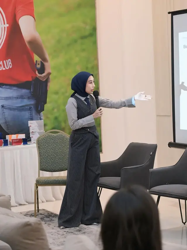 5 Gaya Stylish Reza Gladys Pakai Setelan Rompi, Cocok Buat Ngantor ...