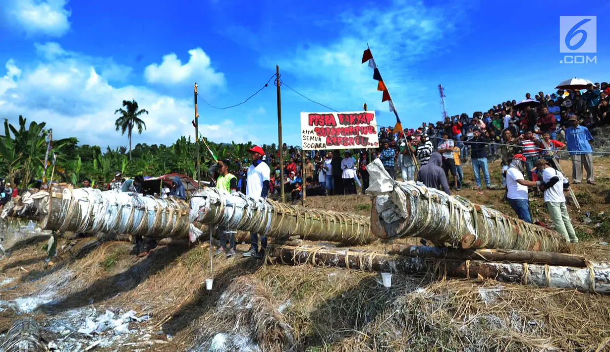 FOTO: Seru, Warga Bogor Perang Meriam Karbit - Foto Liputan6.com