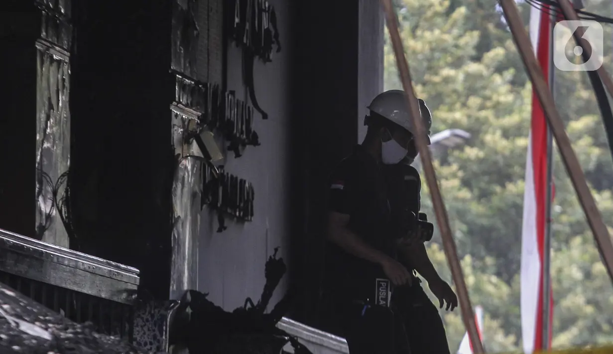 FOTO: Puslabfor Mabes Polri Olah TKP Kebakaran Gedung Kejaksaan Agung - Foto Liputan6.com