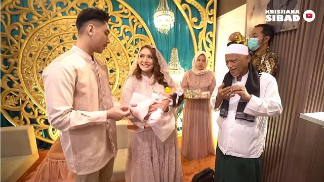 6 Potret Penampilan Siti Badriah di Acara Akikah Anak, Bertema Timur Tengah - Hot Liputan6.com