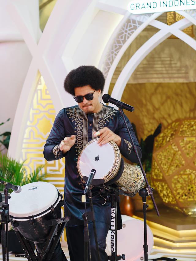 Potret Musisi Ali Kribo Main Darbuka di Program Blessings of Ramadhan ...