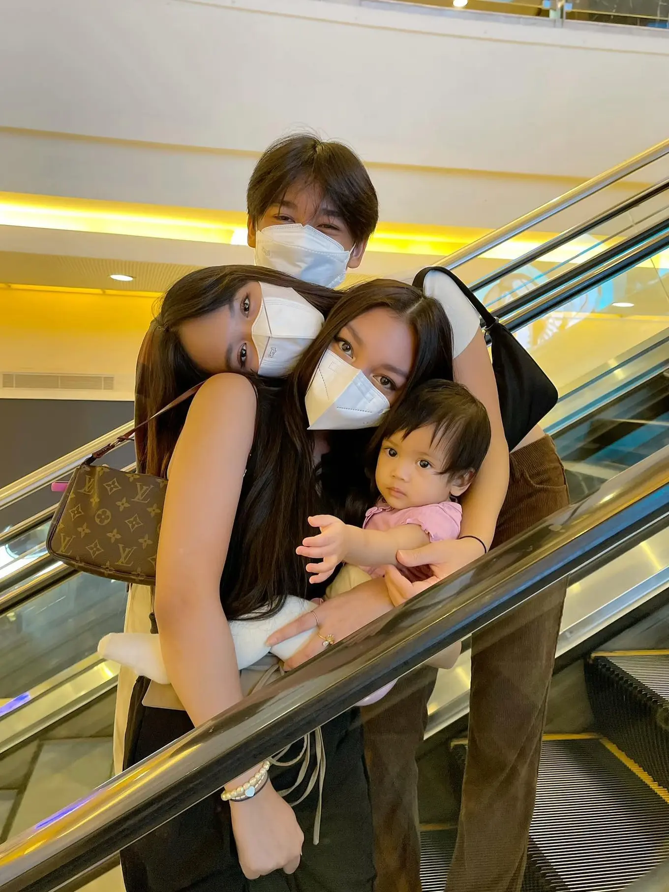 Disebut Keluarga Good Looking, Begini Manisnya 4 Anak Nola B3