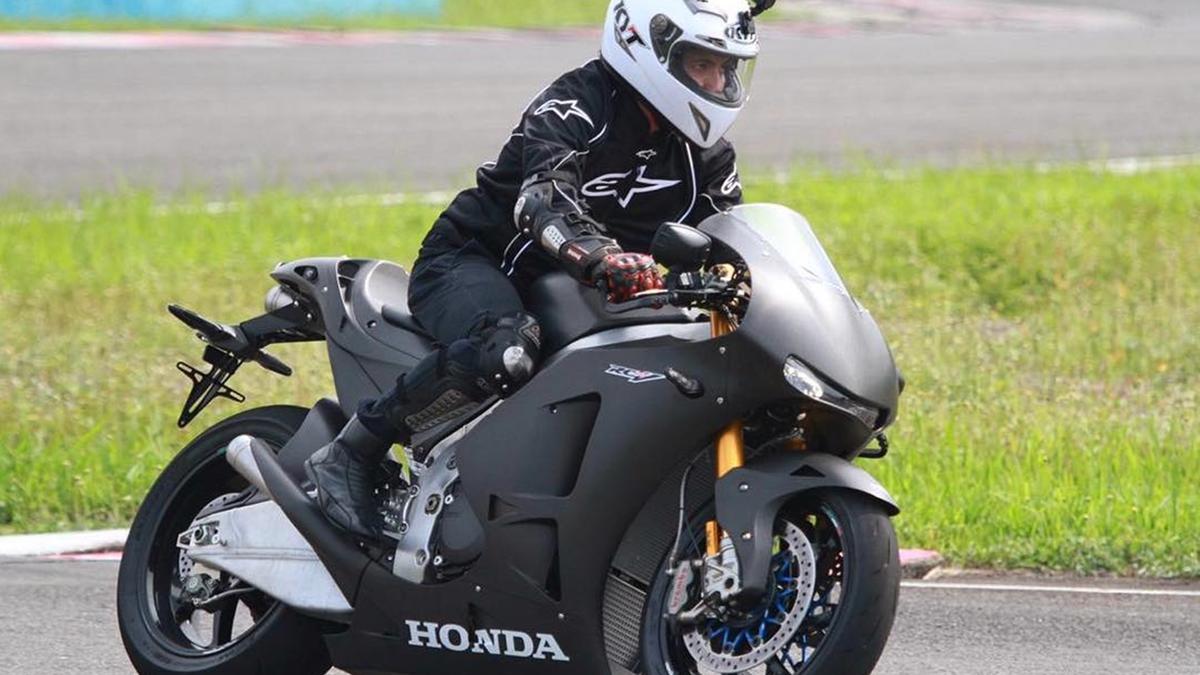 FOTO: Potret Desta saat Naik Moge, Keren dan Macho Abis - Foto Liputan6.com