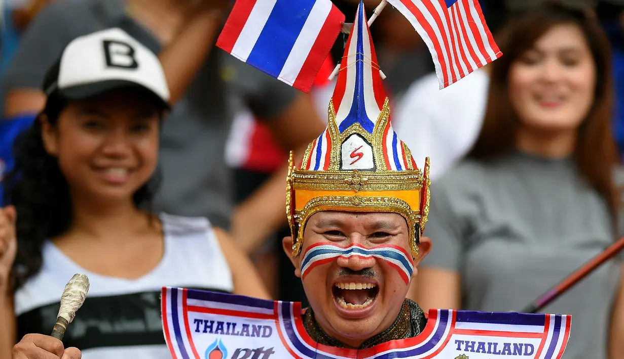 PHOTO: Lawan Thailand, Suporter Timnas Indonesia U-22 Bentangkan Syal ...