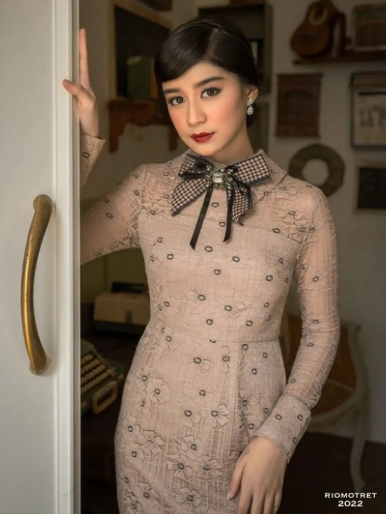 7 Gaya Vintage Alin Alfauziah dalam Pemotretan Ini Banjir Pujian - Hot ...