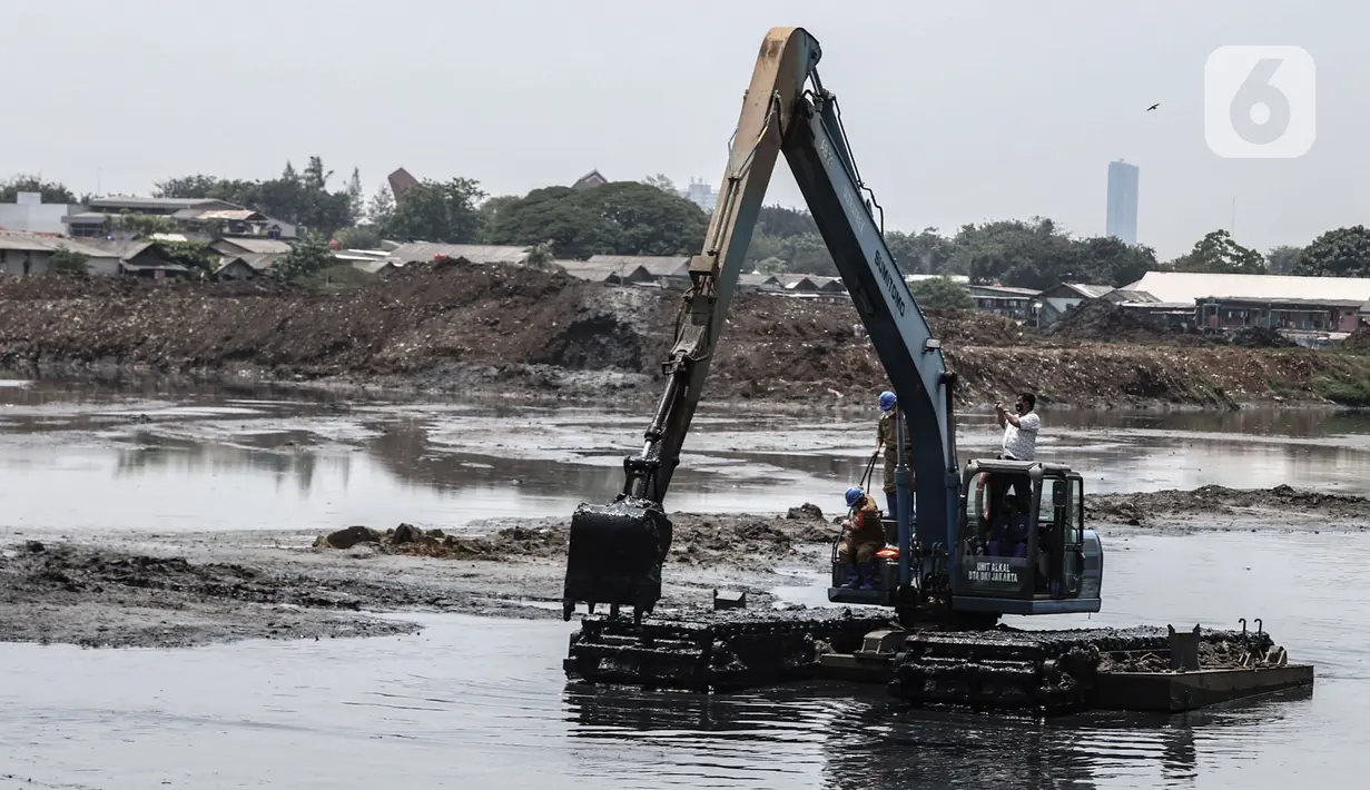FOTO: Gerebek Lumpur Waduk Ria Rio - Foto Liputan6.com