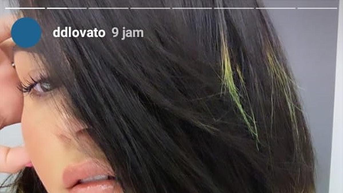 Tampil Beda, Demi Lovato Cat Rambut Warna Hijau Neon