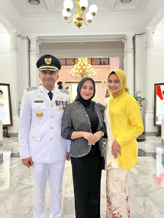 Pesona Menawan Sonya Fatmala Saat Temani Hengky Kurniawan Dilantik Jadi Bupati - Foto Liputan6.com