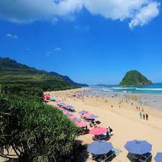 Intip, Daya Tarik Pantai Pulau Merah di Banyuwangi