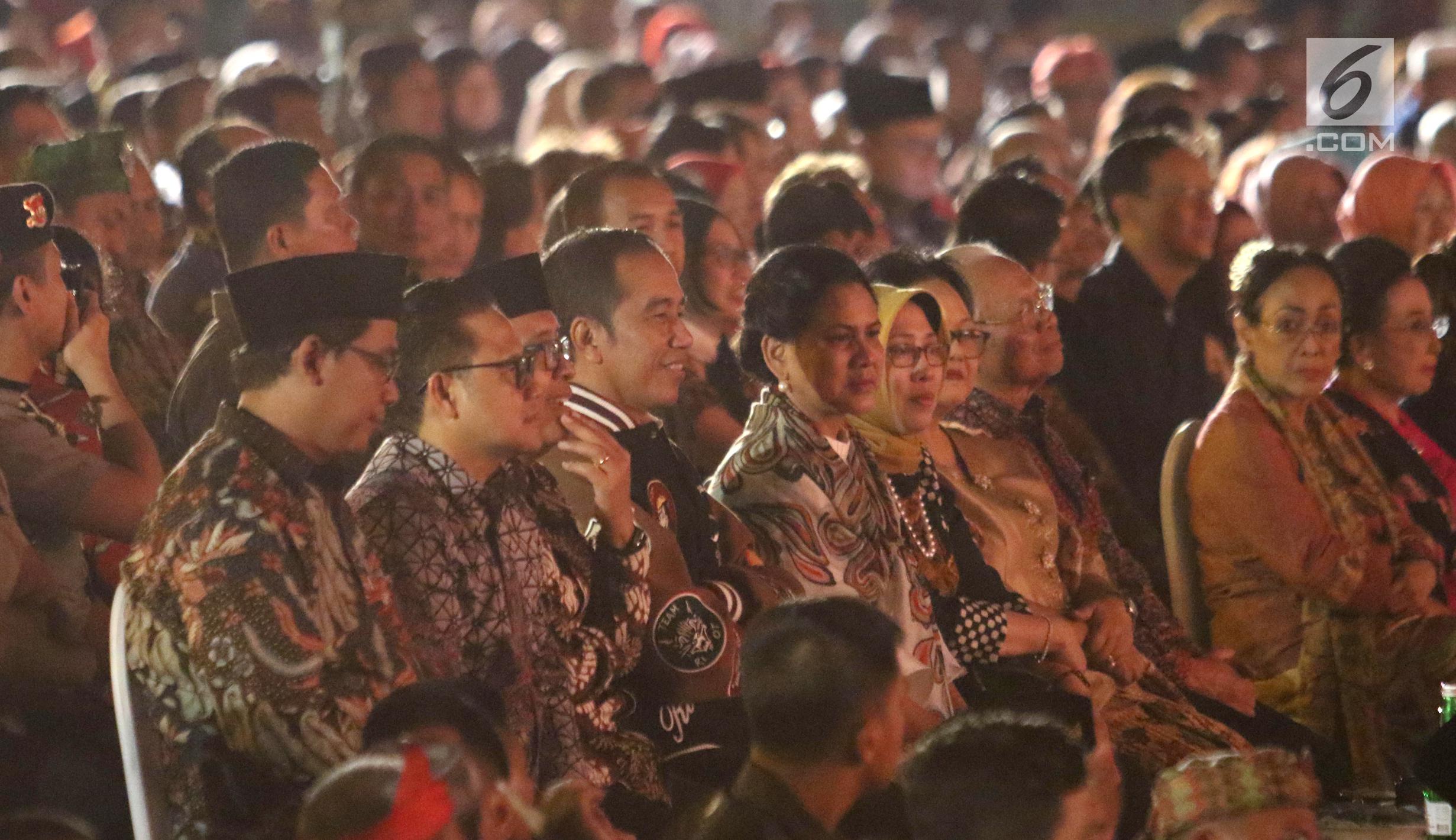 FOTO: 74 Tahun Indonesia Merdeka, Presiden Jokowi Nonton Wayang Kulit ...