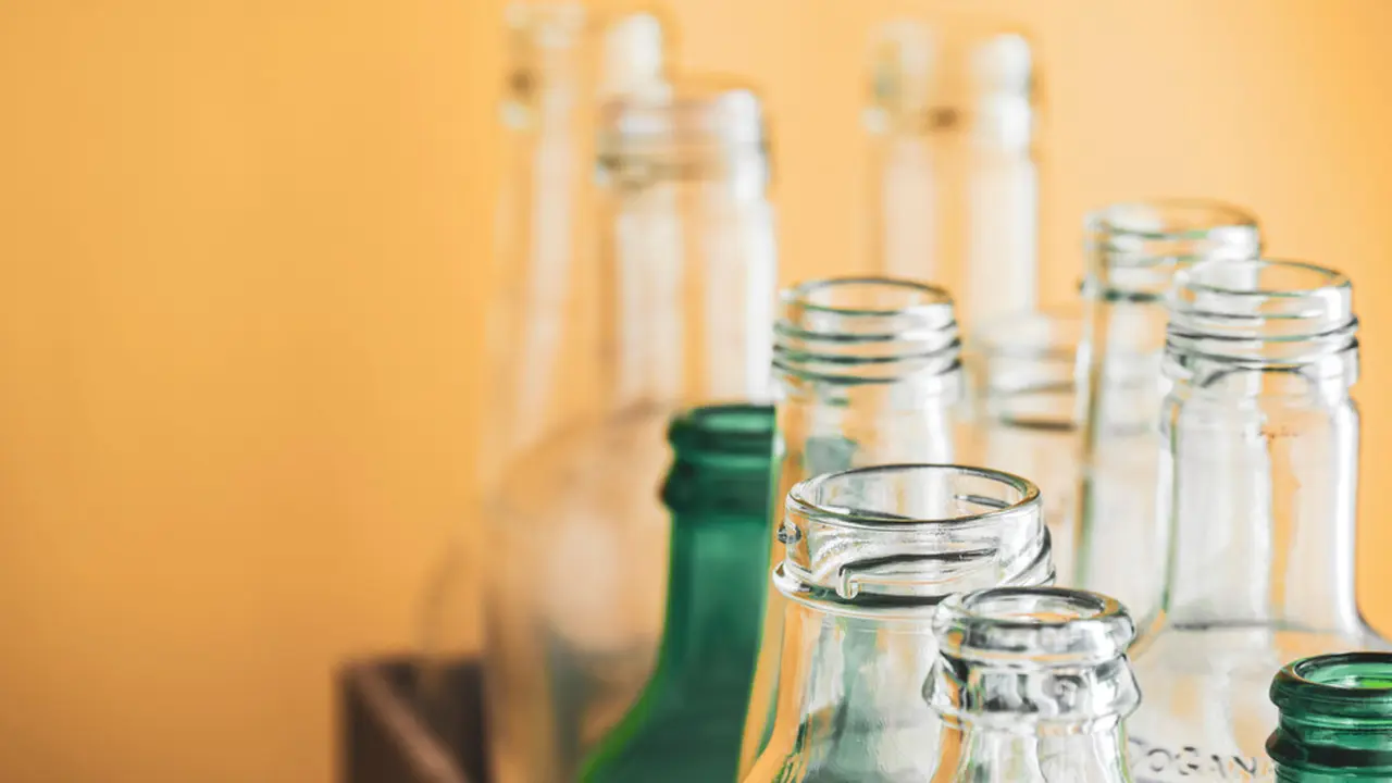 Cari Cuan dari Botol Kaca Bekas - Lifestyle Liputan6.com