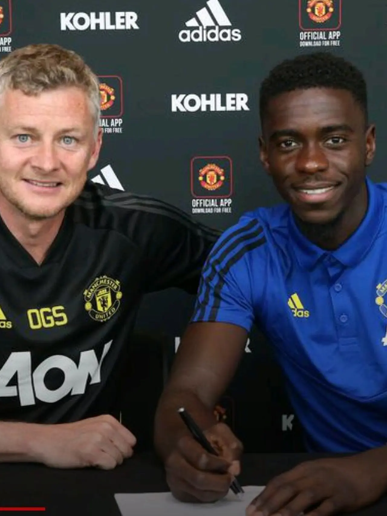 Tanda Tangan Kontrak Baru, Bek Muda MU Malah Jadi Bahan Tertawaan ...