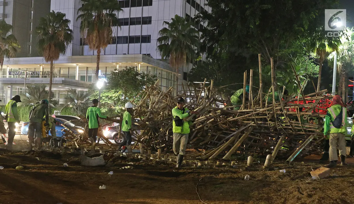FOTO: Instalasi Bambu di Bundaran HI Dibongkar - Foto Liputan6.com