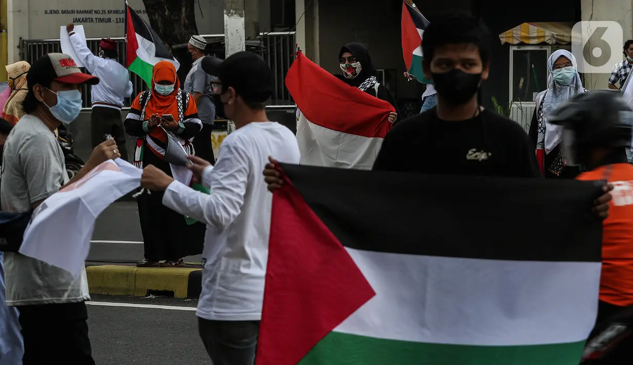 FOTO: Massa Gelar Aksi Solidaritas Palestina di Jalan Basuki Rahmat ...