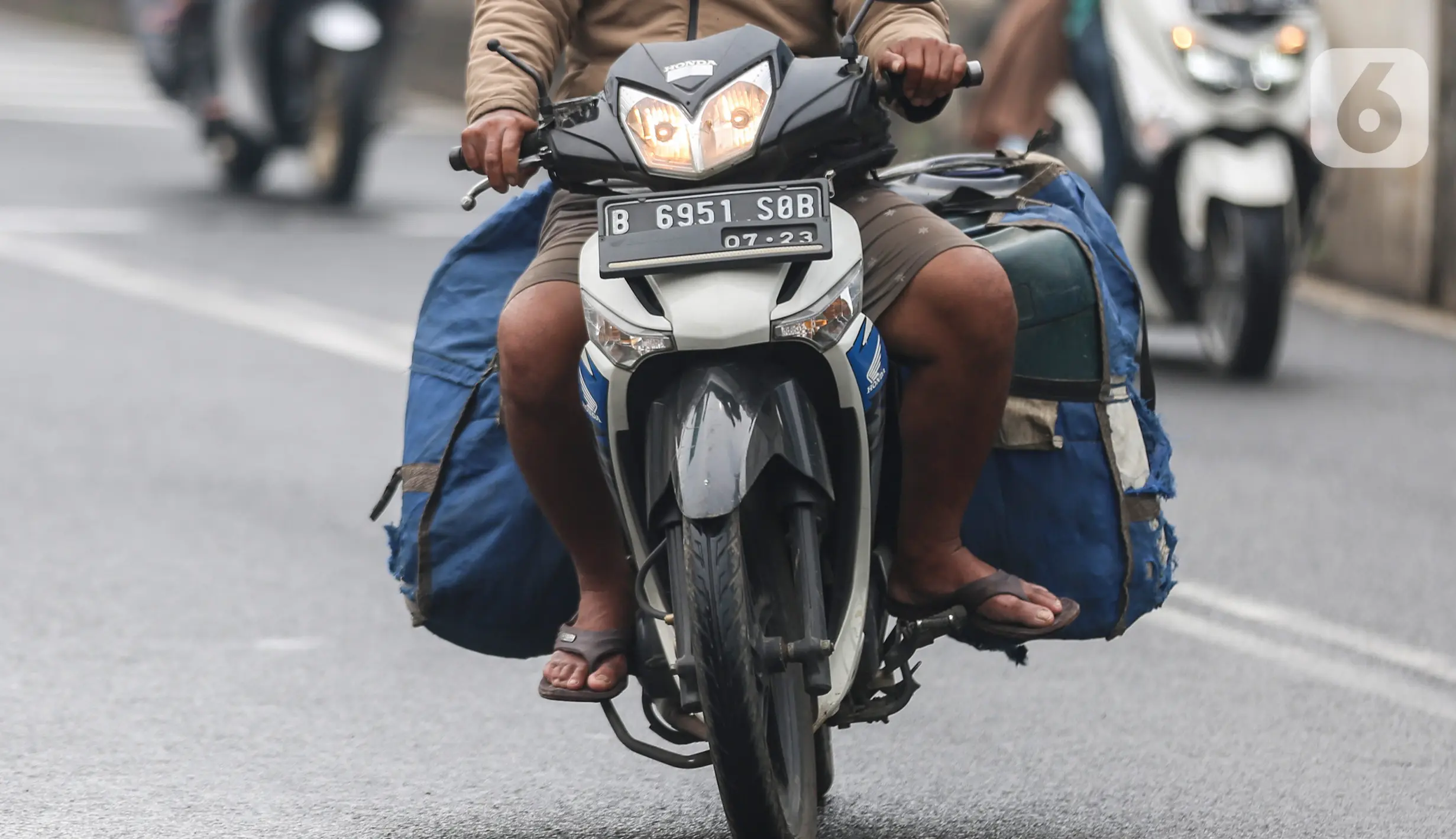 FOTO: Demi Keselamatan, Pengendara Motor Diimbau Tidak Pakai Sandal ...