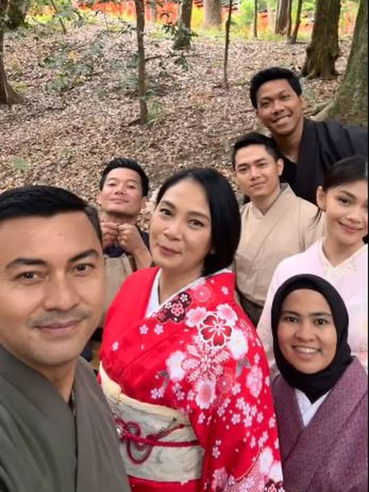 7 Liburan Keluarga Anjasmara ke Jepang, Tampil Mesra di Bawah Pohon ...