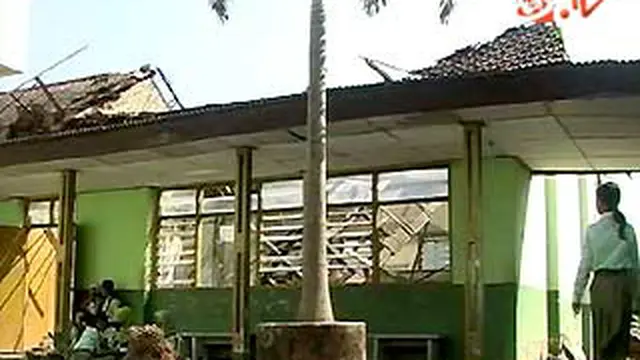 Dimakan Rayap, Atap Sekolah Roboh - News Liputan6.com