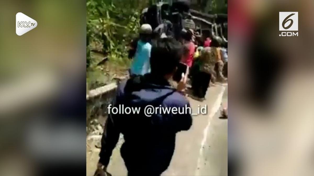 VIDEO: Emosi, Mobil Perampok Dirusak dan Digulingkan ke Jurang ...