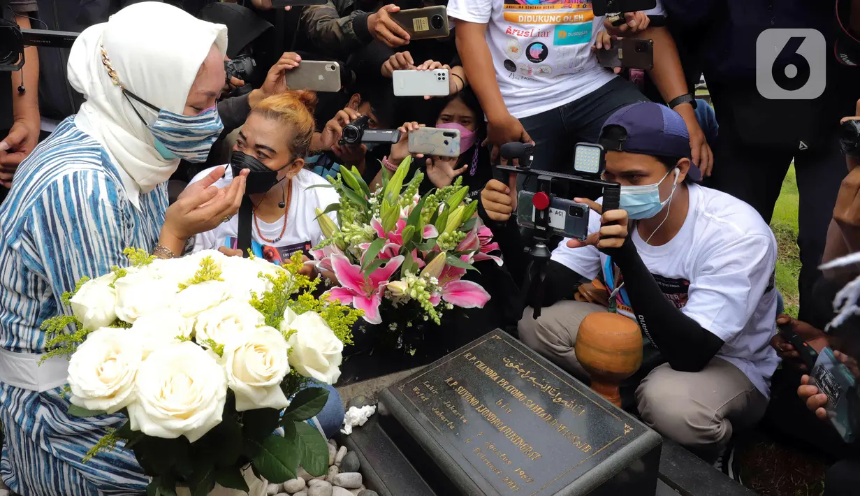 FOTO: Bebas dari Penjara, Angelina Sondakh Ziarah ke Makam Adjie Massaid - Foto Liputan6.com