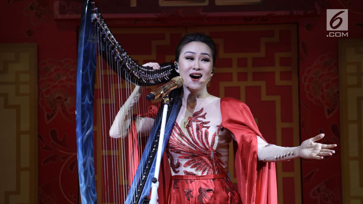 FOTO: Rayakan Imlek, Harpist Angela July Hibur Penonton - Foto Liputan6.com
