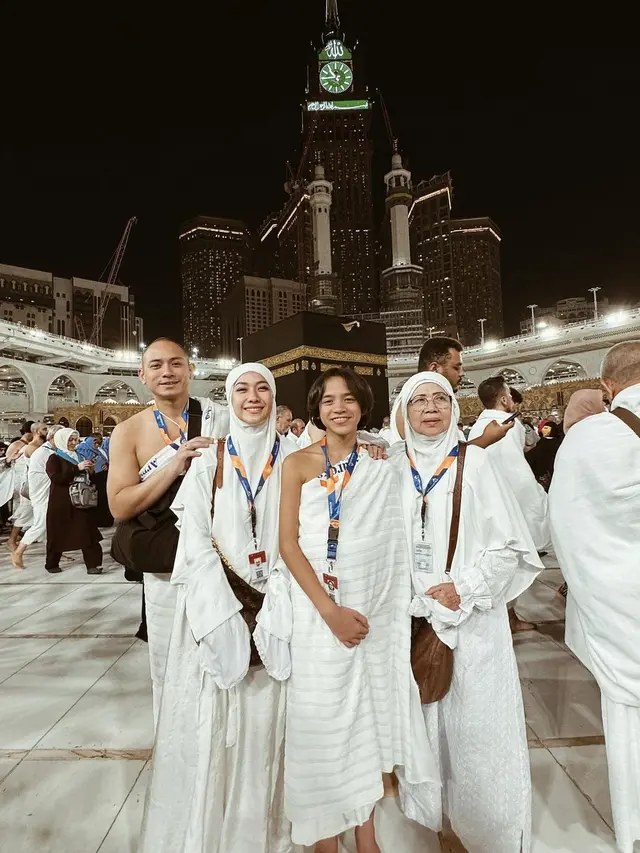6 Potret BCL Umrah Bareng Tiko Aryawardhana dan Noah Sinclair, Sentuh Kabah di Tahun Baru 2024 ...