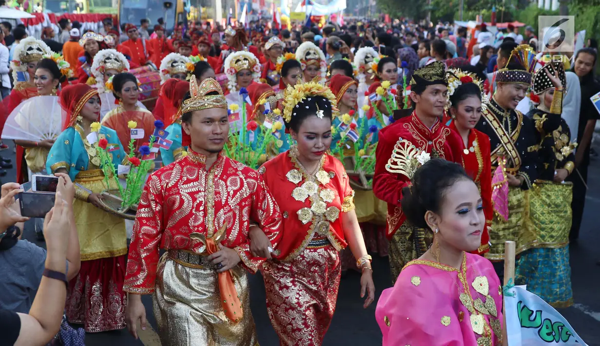 PHOTO: Rayakan 50 Tahun ASEAN, Parade Kostum dan Budaya Ramaikan CFD ...