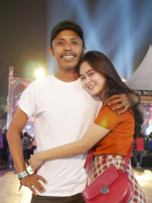 7 Potret Kenangan Manis Furry Setya ‘Mas Pur’ dan Dwinda Ratna, Resmi Cerai - Hot Liputan6.com