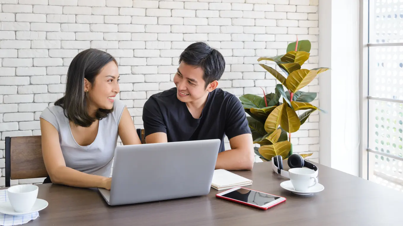 7 Tanda Pria Menyukaimu Sejak Pertama Kali Mengenalmu - Relationship Fimela.com