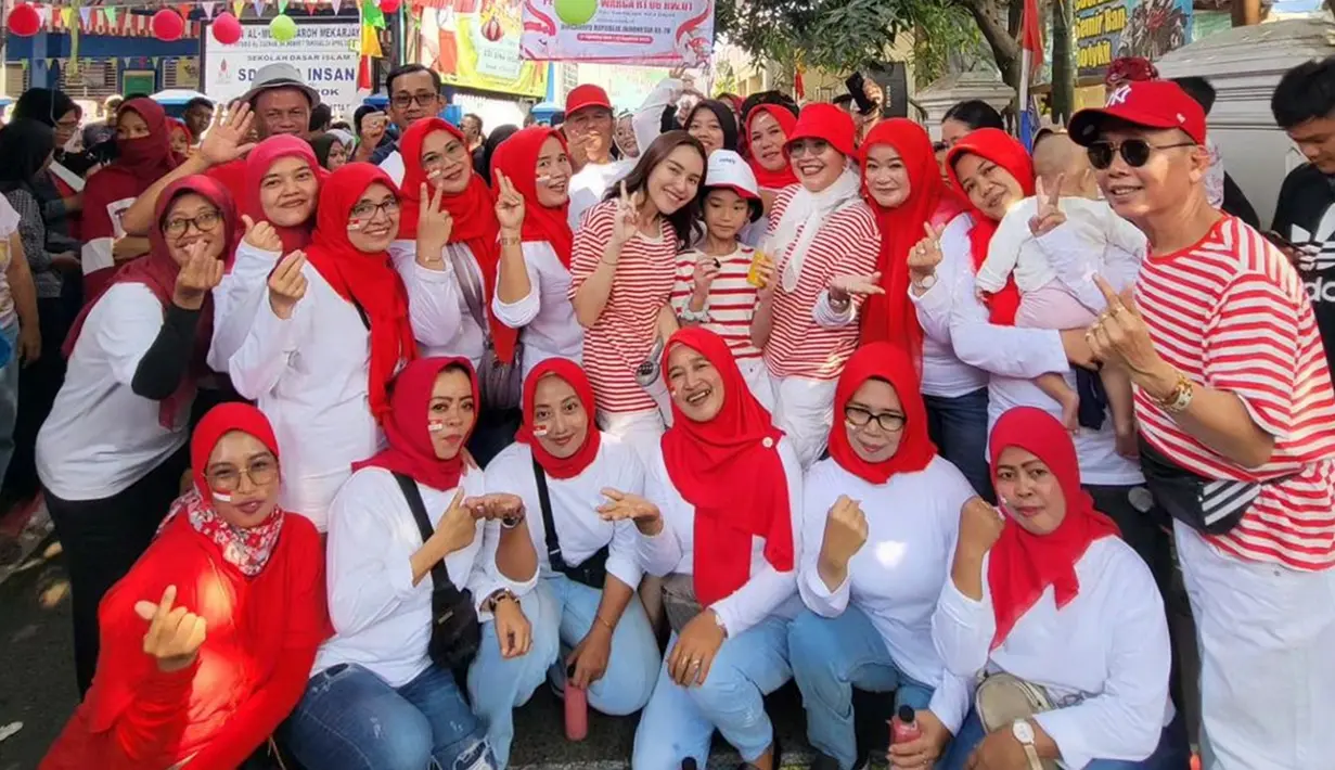 Potret Ayu Ting Ting dan Keluarga Ikut Lomba 17 Agustus dengan Warga Ini Seru Banget - Page 1 ...