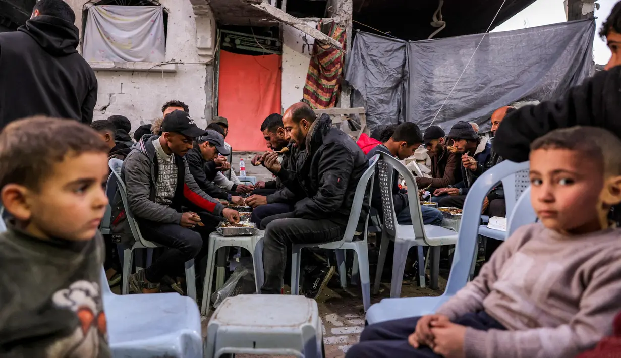 Momen Suka Cita Warga Gaza Berbuka Puasa di Hari Pertama Ramadan - Foto ...