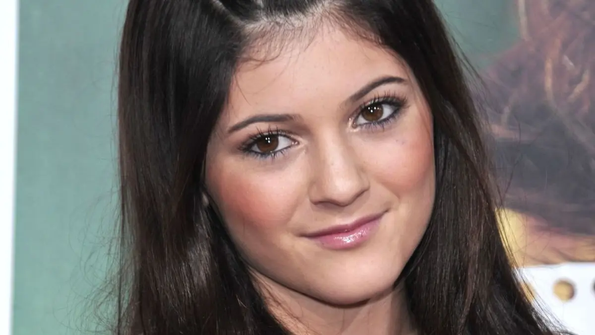 8 Potret Perubahan Bibir Kylie Jenner, Dari Tipis Mungil Hingga Tebal ...