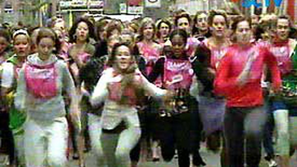 Lomba Lari dengan Sepatu Berhak Tinggi - Global Liputan6.com