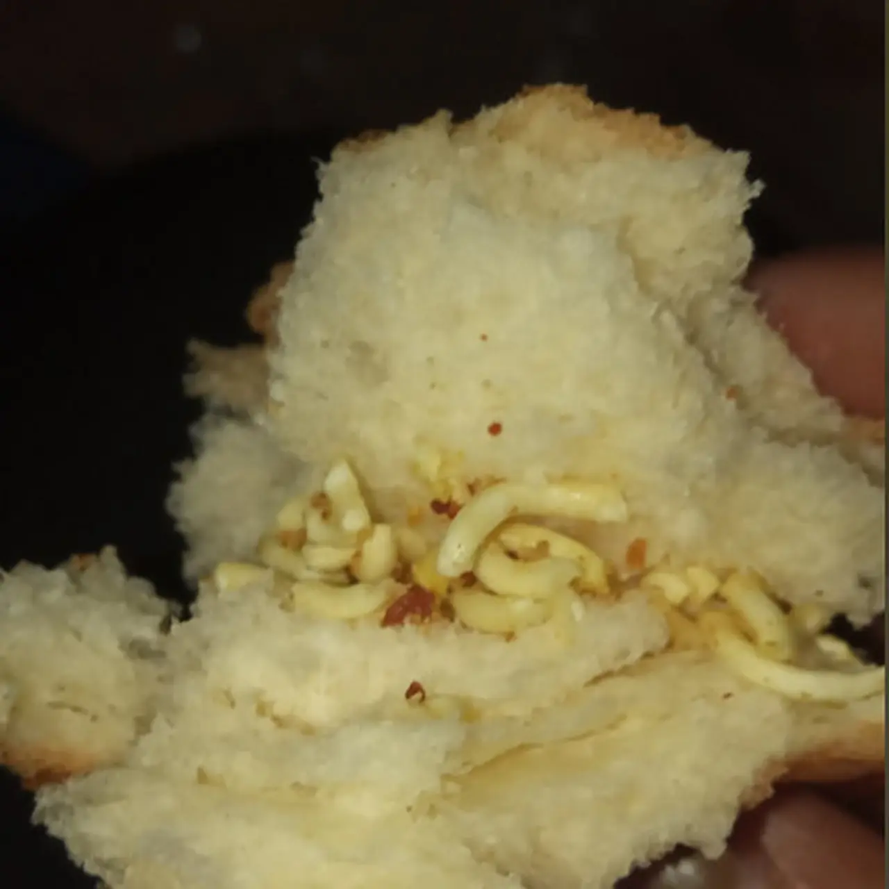 6 Potret Nyeleneh Makan Mi Pakai Roti Tawar, Banyak yang Sebut Enak ...