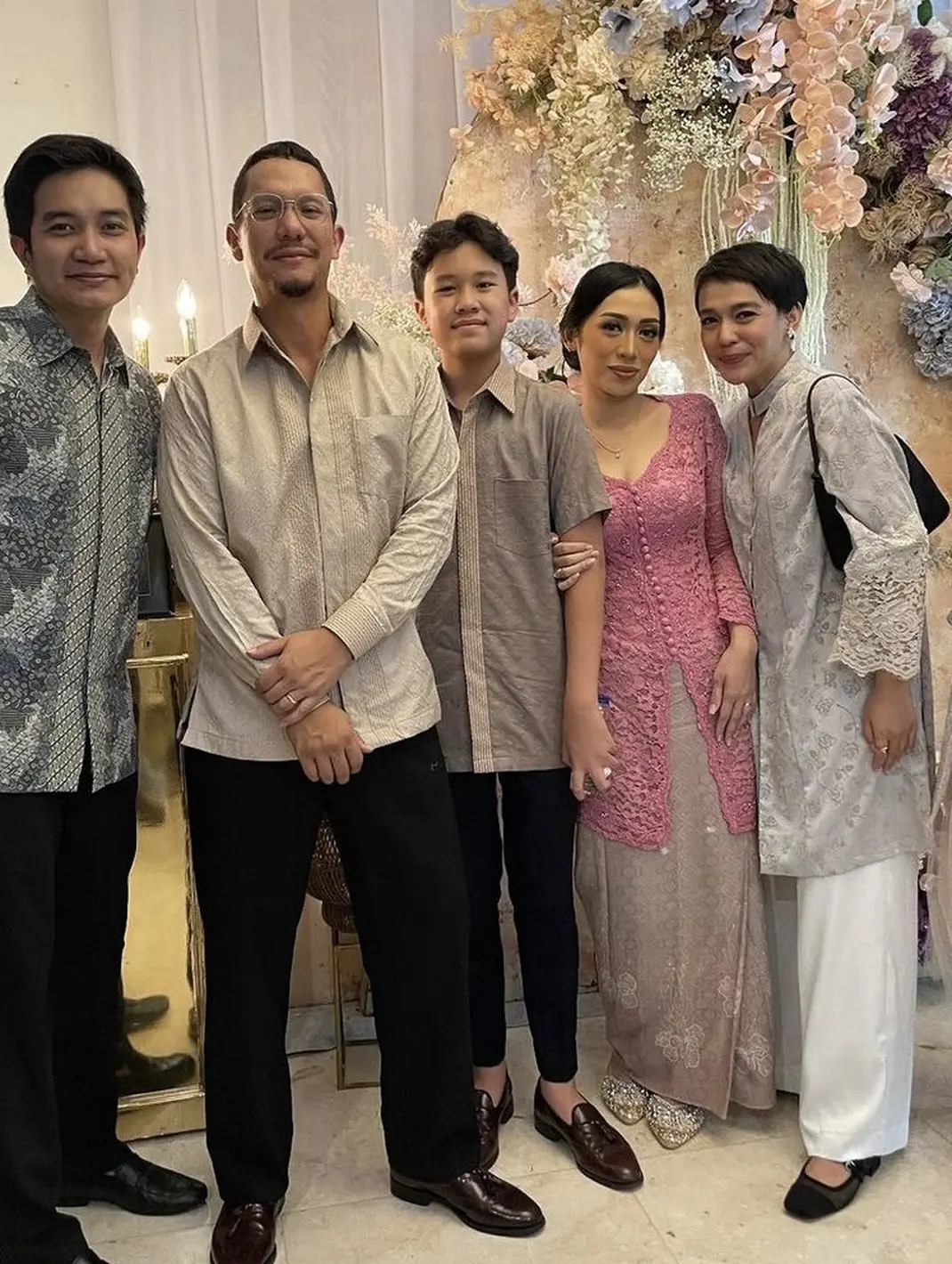 6 Penampilan Calon Istri Angga Maliq & D'Essentials saat Tunangan ...