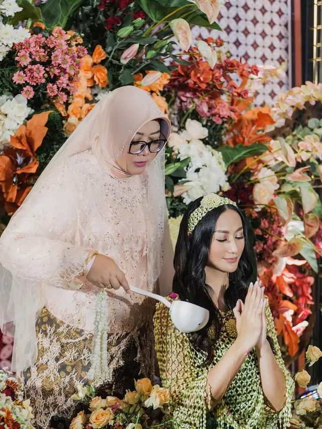 8 Momen Pengajian dan Siraman Ayu Maulida yang Baru Dipamerkan Publik, Curi Perhatian - Hot ...