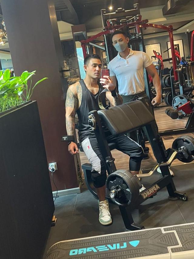 7 Potret Axel Matthew saat Nge-gym, Tak Kalah Berotot dari Jeremy ...