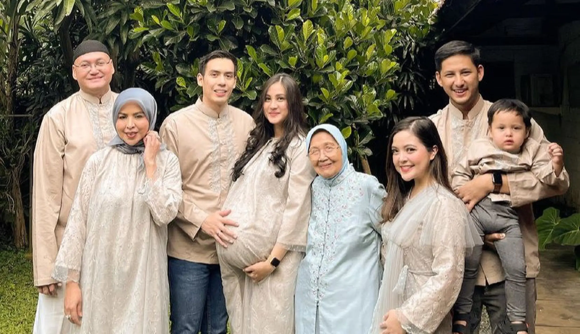 6 Gaya Kompak Tasya Kamila dan Ibu Mertua dari Outfit Hadir Wisuda hingga Lebaran - Photo Fimela.com